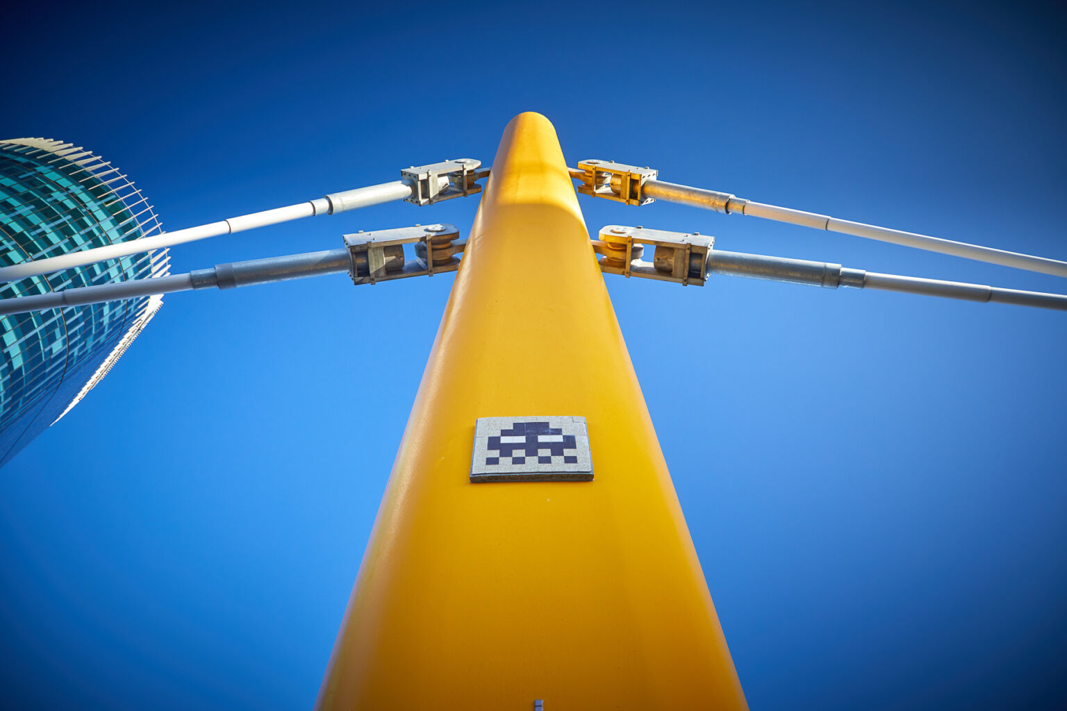 Precast concrete mast for footbridge in Perth